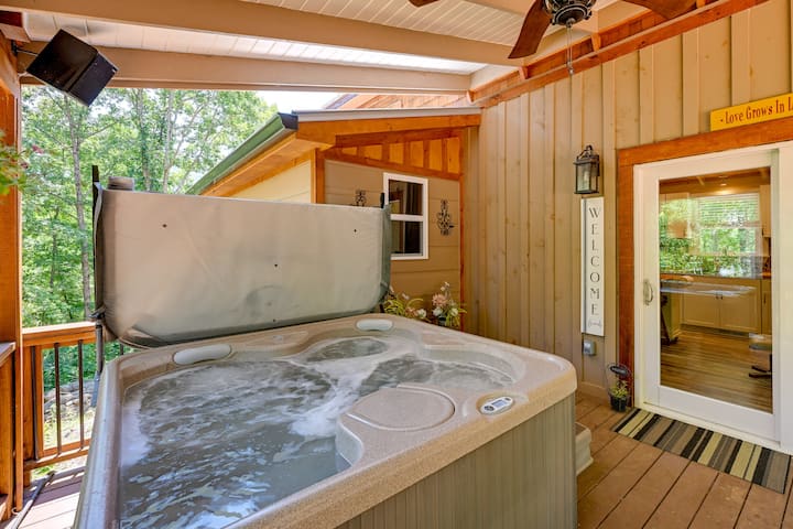 Near Main Street W/ Hot Tub: Retreat In Hiawassee! - Hiawassee, GA