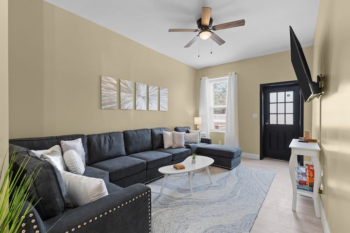 Red Brick Hideaway | Jz Vacation Rentals - St. Louis, MO