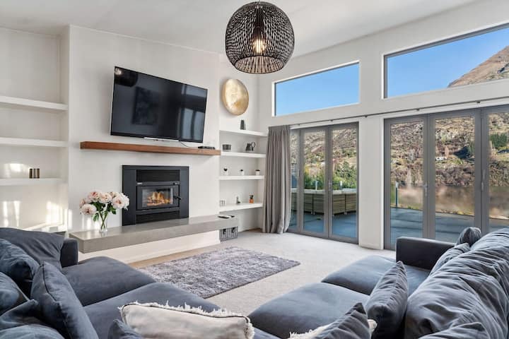 Huge & Stylish On Shotover, 4 Bedrooms - Queenstown