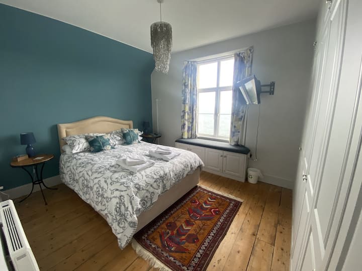 Room 4- King Ensuite-shower Over Bath - Lynton