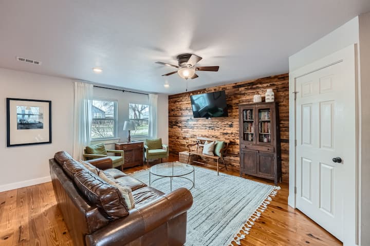 Wilbarger Villa-sunsets Overlooking Swu & Downtown - Georgetown, TX