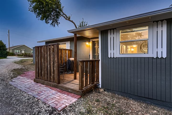 Jesse Cooper Cottage Overlooking Swu And Downtown! - Georgetown, TX