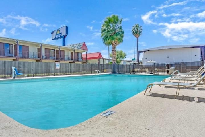 2 Contemporary Units Close To The Uofa! W/ Pool! - Tucson, AZ