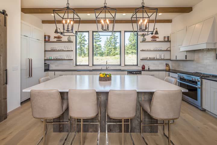 Breathtaking Big Sky Luxury Retreat - Big Sky, MT