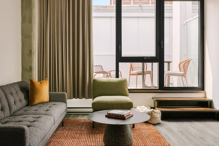 Sonder Lambert | Superior King Studio W/ Balcony - Montreal