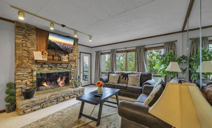 5 Star, 3 Bd/2ba Serenity Views W/pool, Fireplace - Gatlinburg, TN
