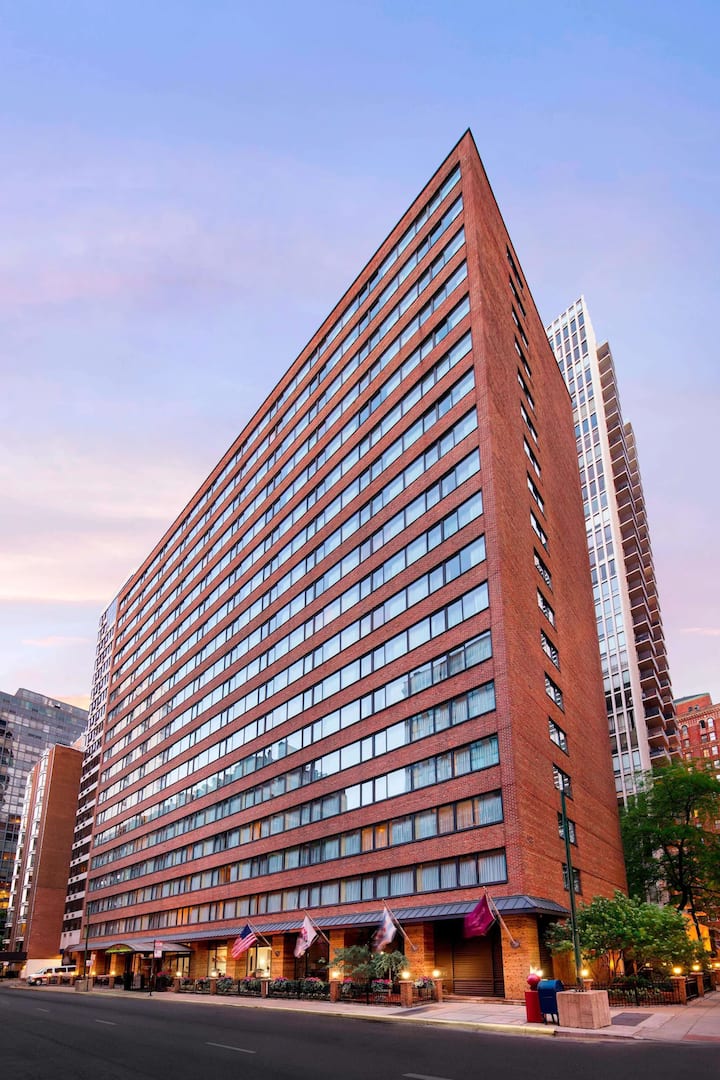 Relax And Unwind! 2 Spacious Units, Full Kitchen - Chicago, IL