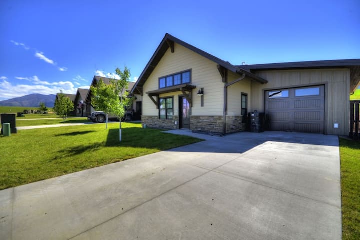 Mountain Breeze Bungalow - Red Lodge, MT