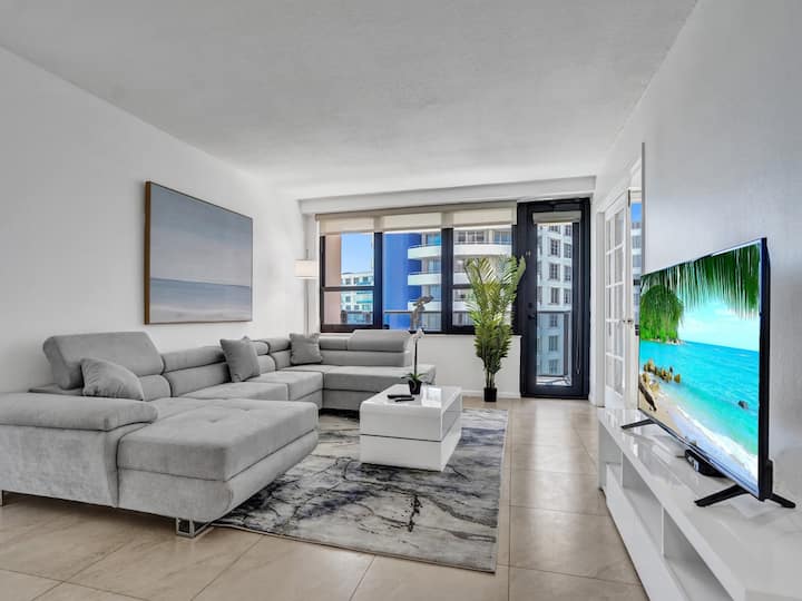 Cozy 2 Bedroom Ocean View / Beach Service / 707 - Miami Beach, FL