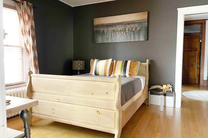 Luxe East Side Gem | Walk To Lake & Uwm | Garage - Milwaukee, WI