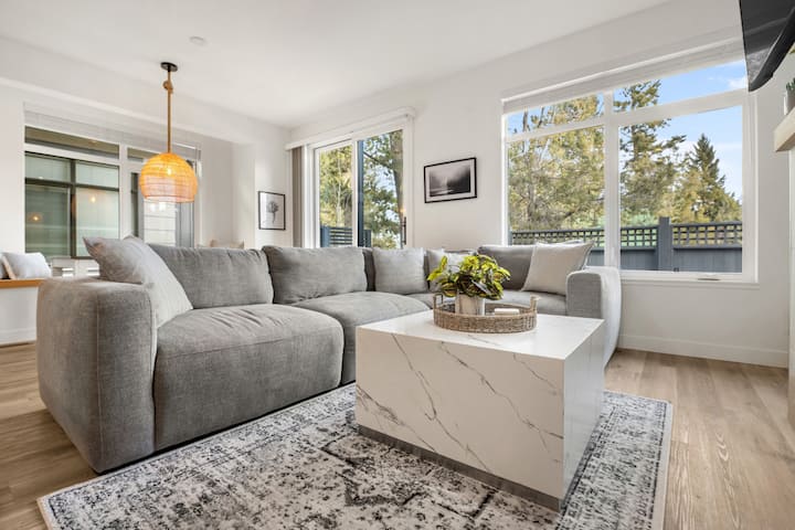 The Silver Fox | Private Hot Tub | Walk To Beach - Invermere