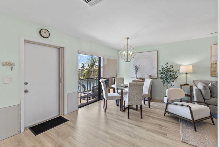 Beautiful Canal Front Condo Tennisplace C32 New! - Sanibel