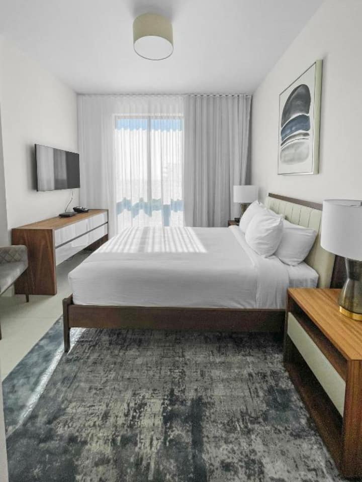 Rare Gem! 2 Modern Units, Onsite Parking, Pool - Doral, FL