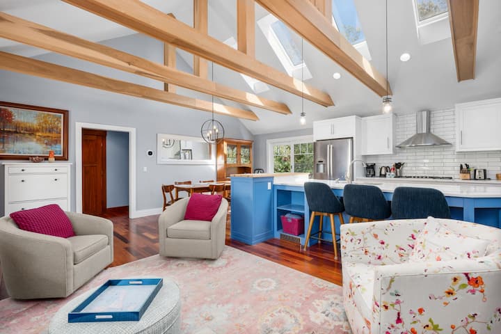 Gorgeous Cape Cod Retreat Near Town Neck - Sandwich, MA