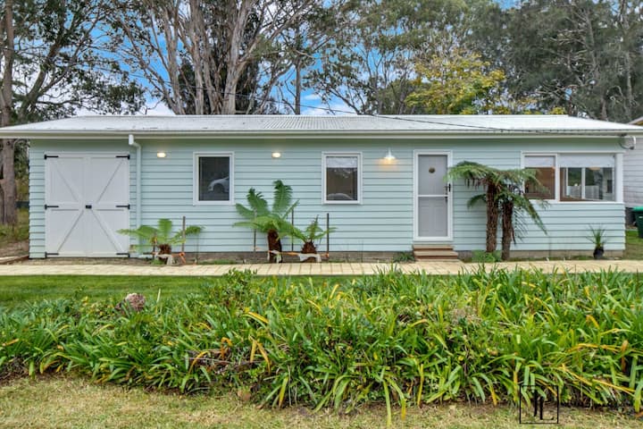 Retro Coastal Cottage - Mossy Point