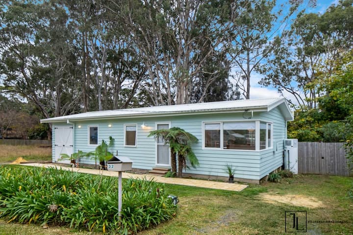 Retro Coastal Cottage - Broulee