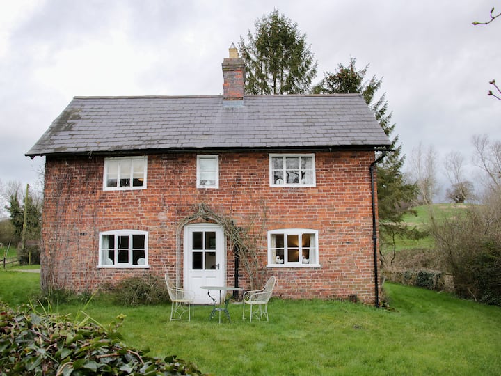 Wolvesacre Mill Cottage - Cholmondeley Castle Gardens