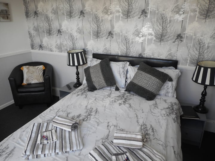Double Room Shared Bathroom - Weymouth