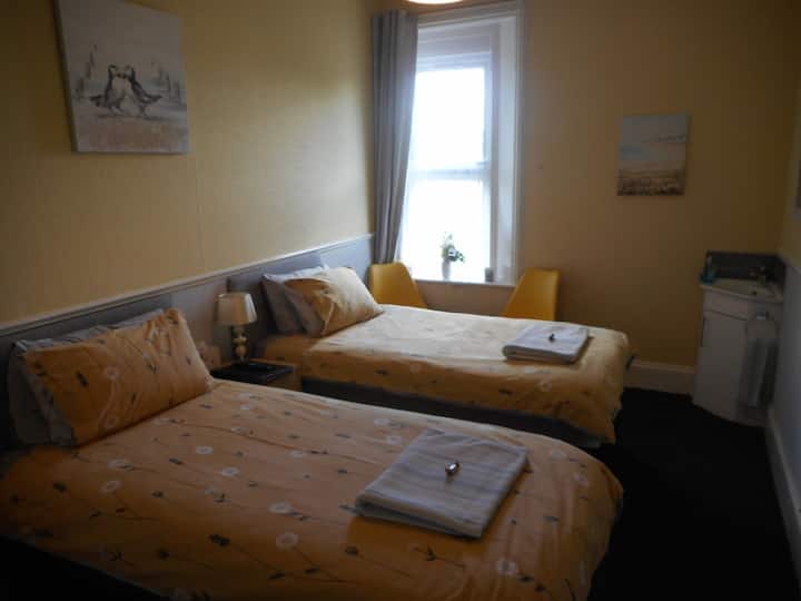 Twin Room - Shared Bathroom - Weymouth