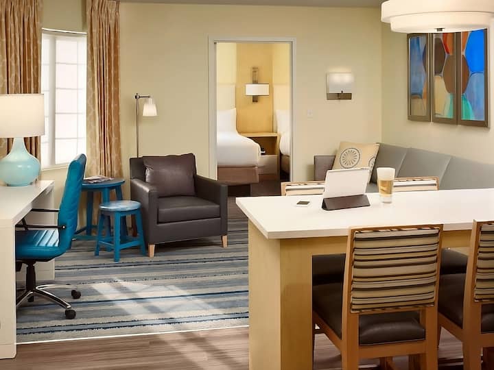 Relax And Unwind! 2 Spacious Units, Full Kitchen - Auburn Hills, MI