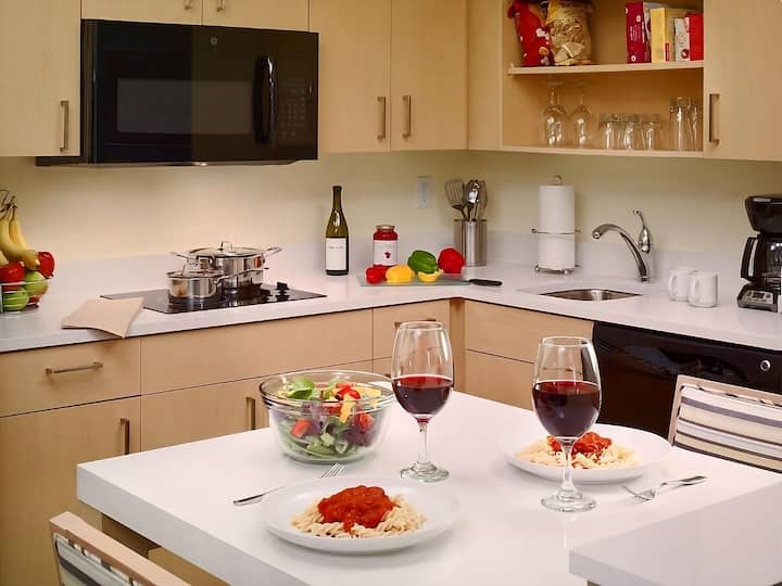 Great Auburn Hills Stay! Kitchen, Free Breakfast - Pontiac, MI