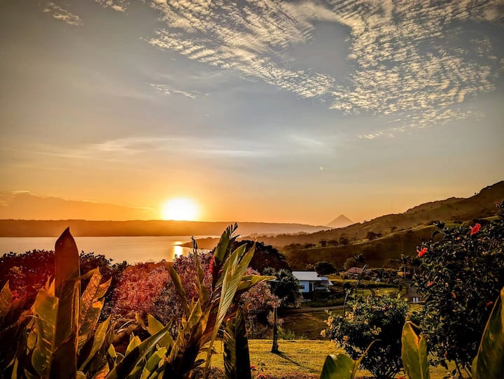 Breathtaking Views !  3 Suites & Hot Tub - Costa Rica