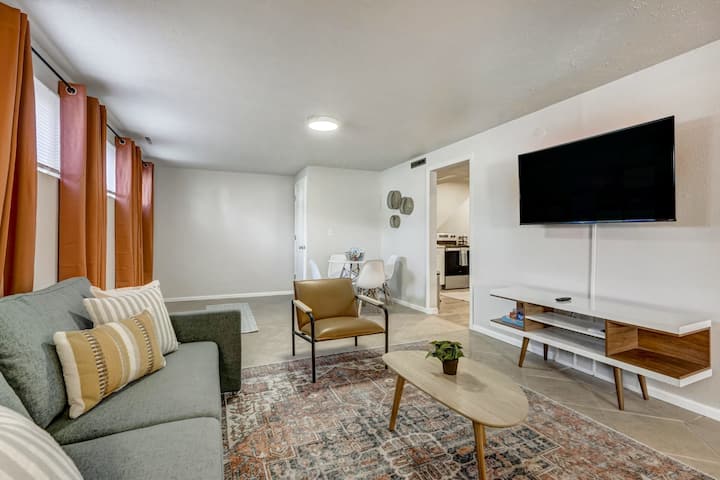 Cheerful Cove - Cozy Basement Centrally Located - Colorado Springs, CO