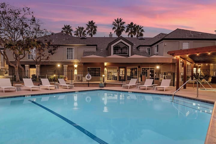 Relax And Unwind! 2 Spacious Units, Free Parking - Manhattan Beach, CA