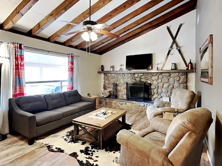 Elks Landing | Spacious Deck + Allows Pets! - Ruidoso, NM
