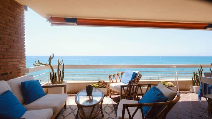 Beachfront 4 Bedroom Apartment - Coma-ruga