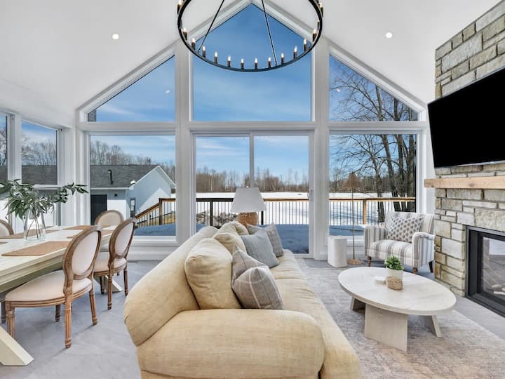 Gorgeous Private Retreat With Hot Tub - Arnprior