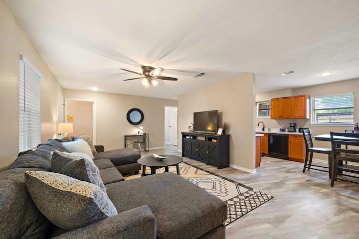 Modern & Tranquil Beach Retreat: Location & Games - Pasadena, TX