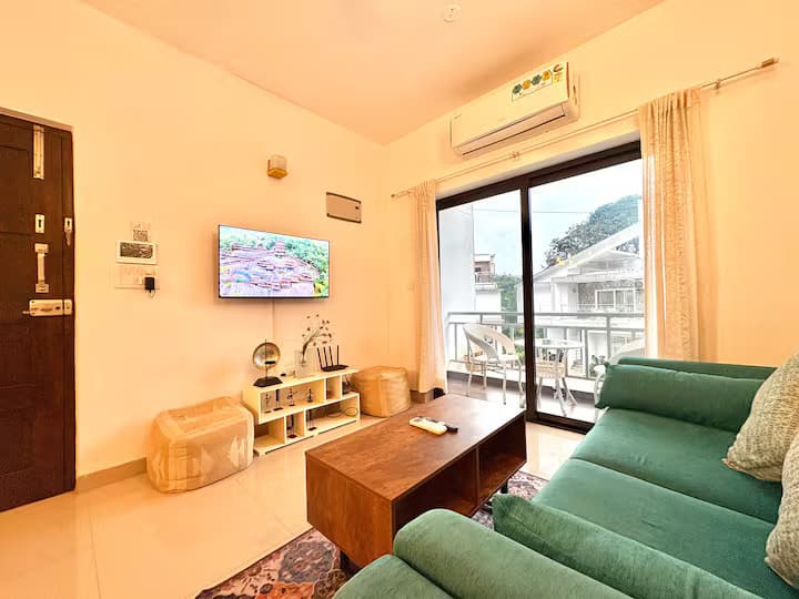 Serviced 2bhk | Premium Assagao Stay + Pool - Goa