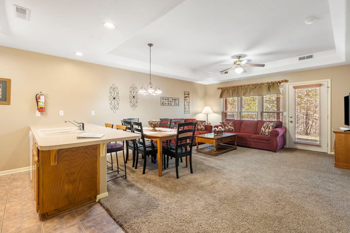 Charming Golf Condo With Private Balcony - Reeds Spring, MO