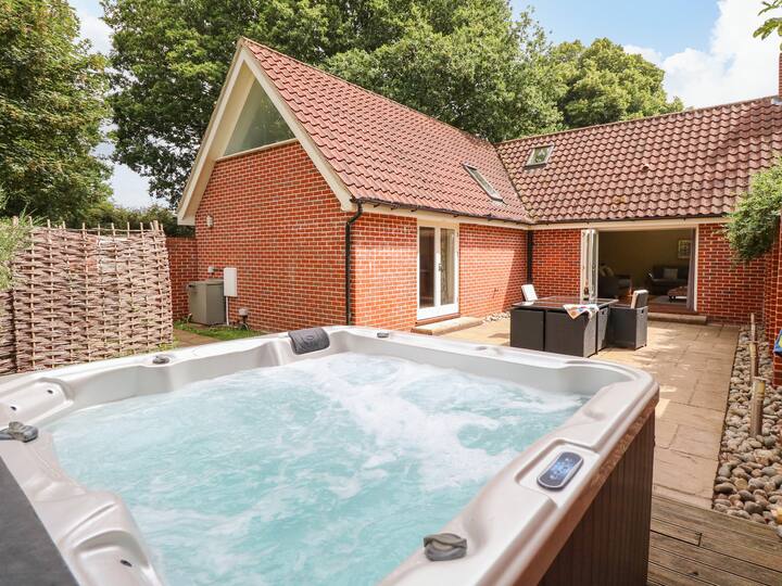 Oak Tree Lodge - Norwich Airport (NWI)