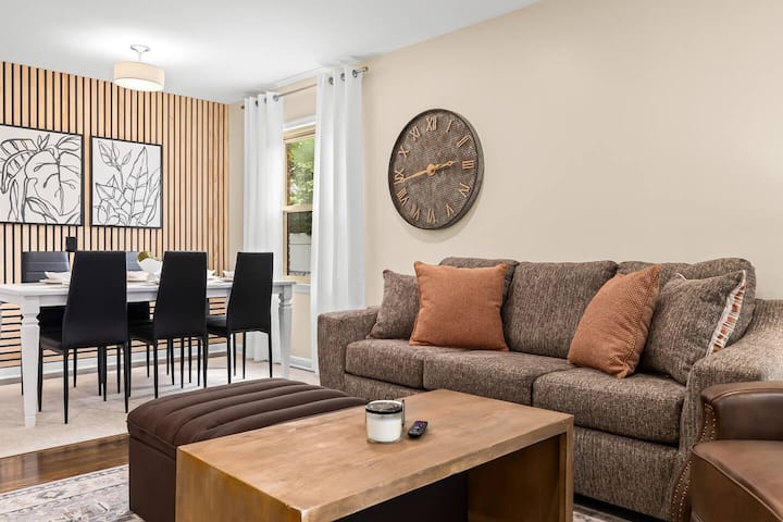 New! Cozy Mid Century Modern Oasis 3bd Home - Fraser, MI