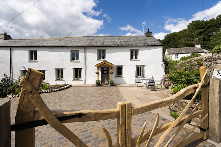 Joe's Cottage - Brigsteer Village, With Parking - Kendal