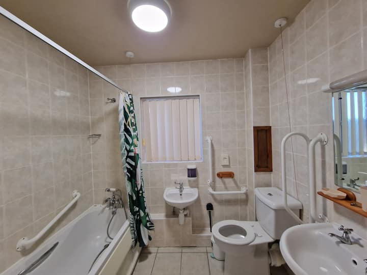 Kingsize Room - Disability Access - Banbury