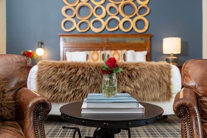Steps To Dining + Fireplace & Heated Pool - Mammoth Lakes, CA