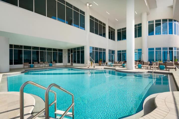 Near Lido Beach | Rooftop Pool + Free Breakfast - Sarasota, FL