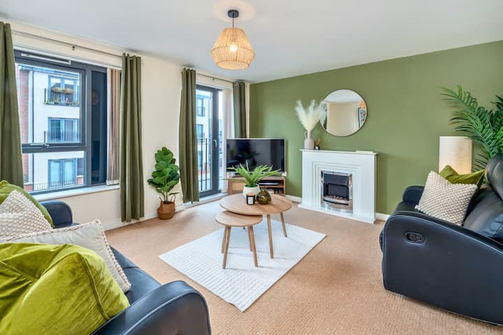 Large & Convenient | City Centre With Parking - Stoke-on-Trent