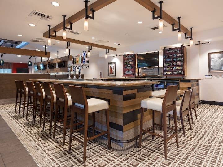 Affordable Getaway! Near Downtown Disney District - Orange, CA