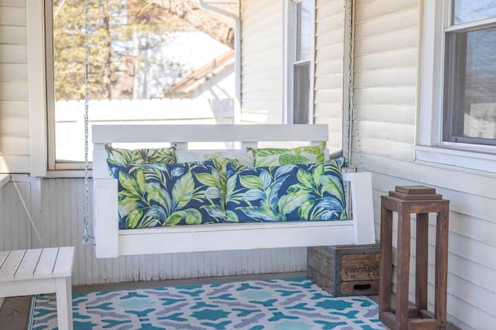 Downtown Cottage, Big Fenced Yard, Fire Pit - Union Pier, MI