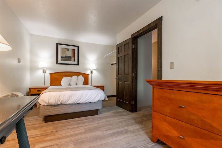 Suite 302 - Updated 1br Apartment On First Floor - South Dakota