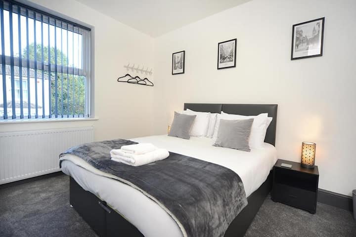 Look 8 Beds 2bath Home Contractors Family Parking - Southampton Airport (SOU)