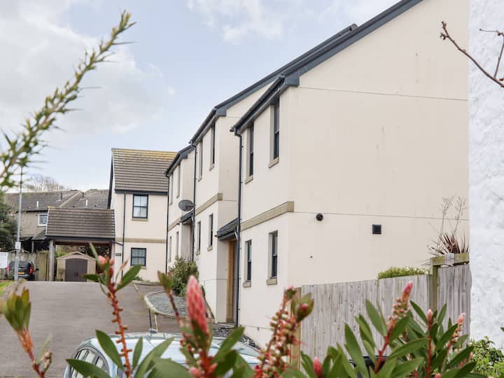 1 Queensway Gardens - Camborne