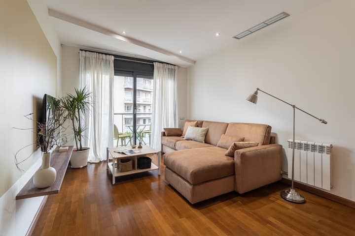 Les Corts | 2-bedroom Apartment With Balcony - Rubí