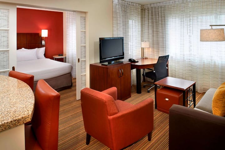 Affordable Getaway! Pet Friendly, Free Breakfast! - Sterling Heights, MI