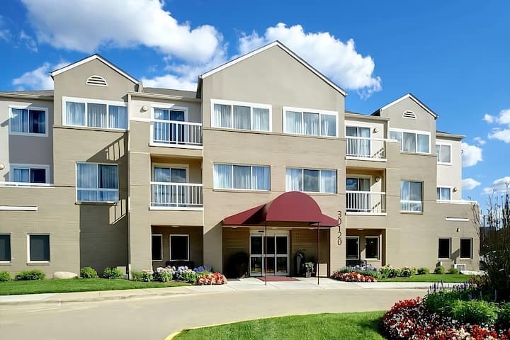 Affordable Getaway! Pet Friendly, Free Breakfast! - Sterling Heights, MI