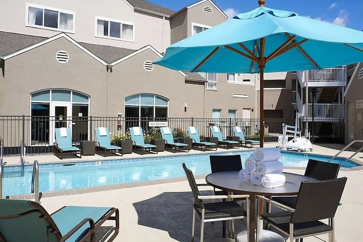 2 Comfortable Units! W/ Kitchen, Free Breakfast! - Sterling Heights, MI